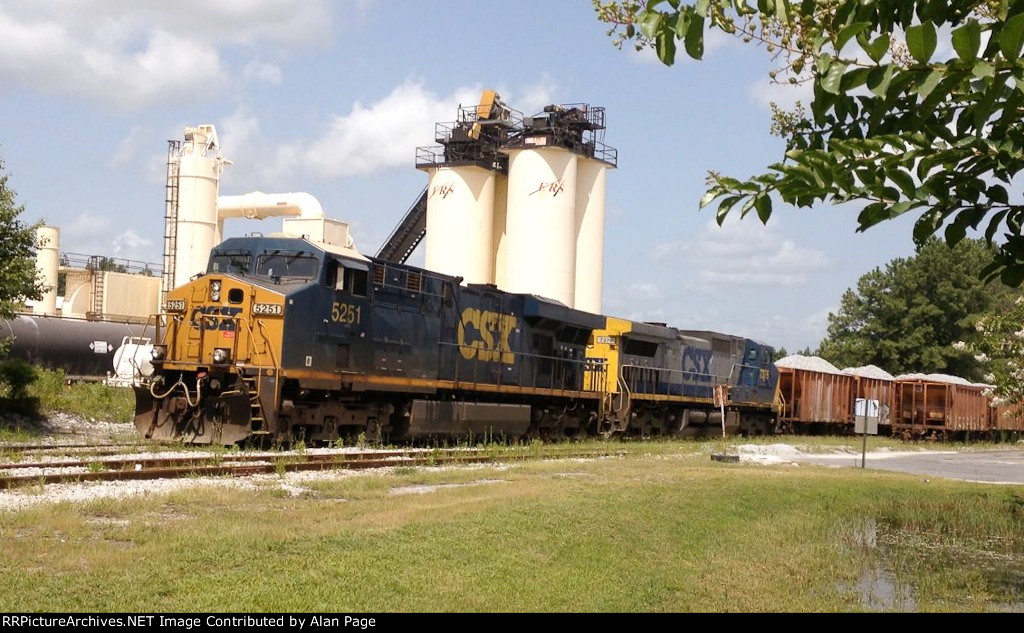 CSX E40DC 5251 and C40-8W 7376